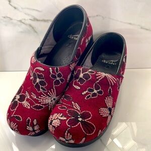 Dansko | Shoes | Dansko Sanita Burgundy Floral Daisy Tapestry Clogs ...